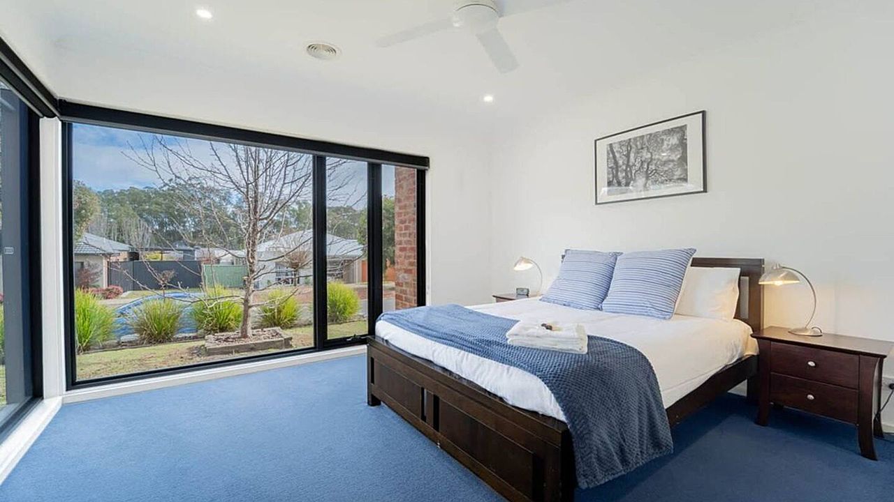 Parkland Garden Retreat | Maiden Gully | Holiday Rental Specialists
