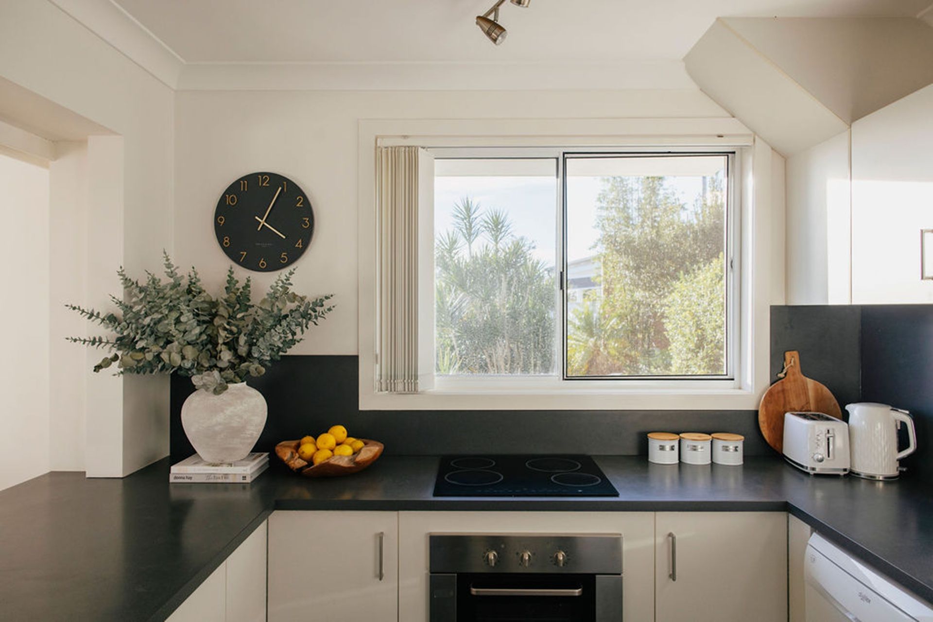 SUNNY'S 2 - Front Row Seats to Sunset | Holiday Yamba - Holiday Yamba