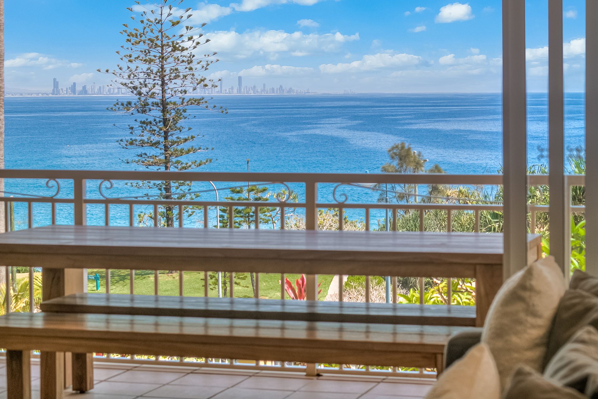 Orion 3 – Beachfront Rainbow Bay / Snapper Rocks/ Coolangatta Luxury – Linen Provided – Min. 3 ...