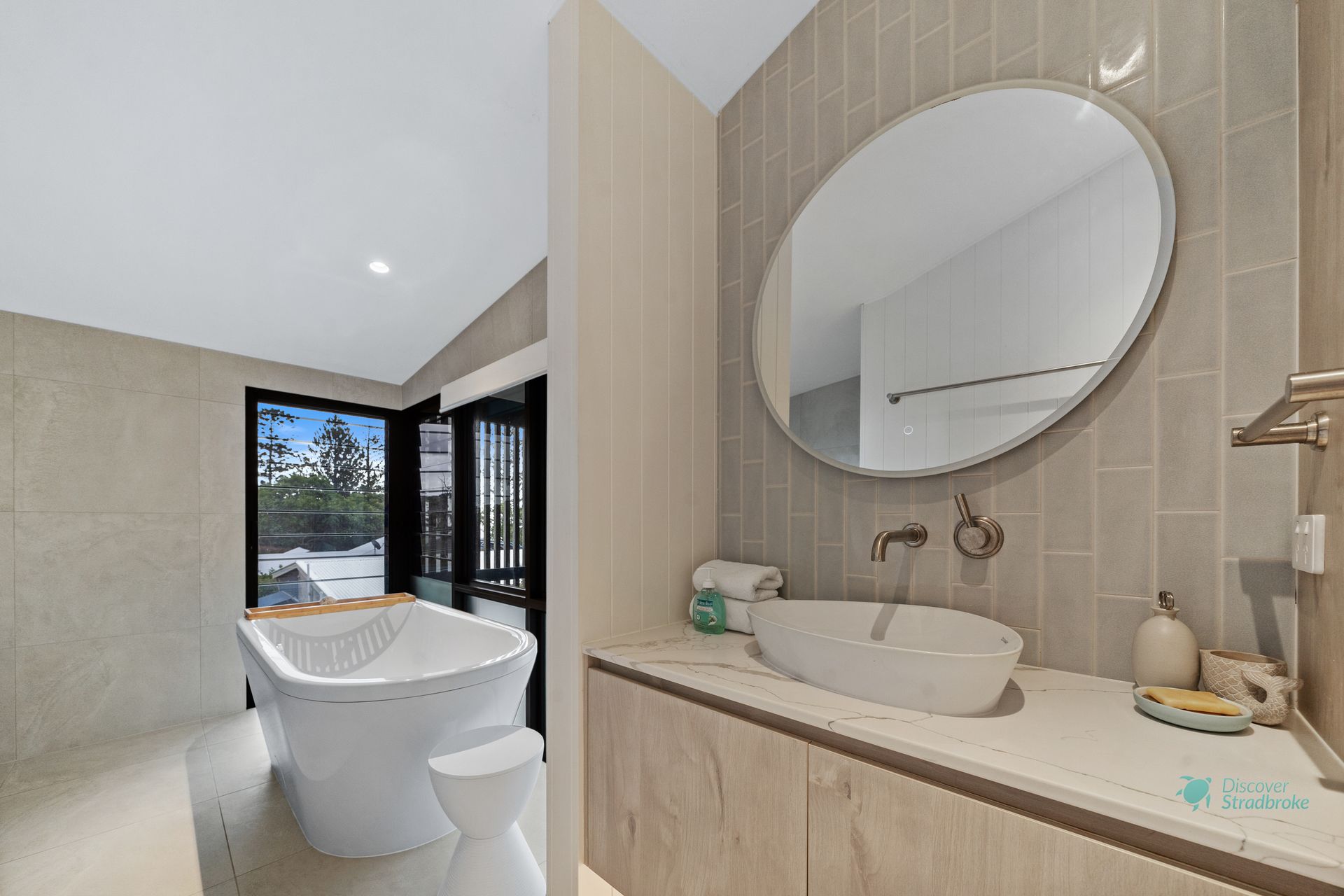 Whales Tale - Discover Stradbroke