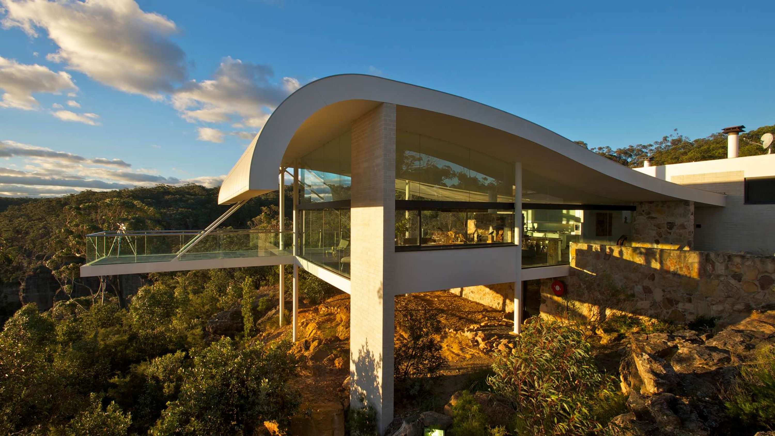 Immerse Yourself in Architectural Brilliance: The Seidler House ...