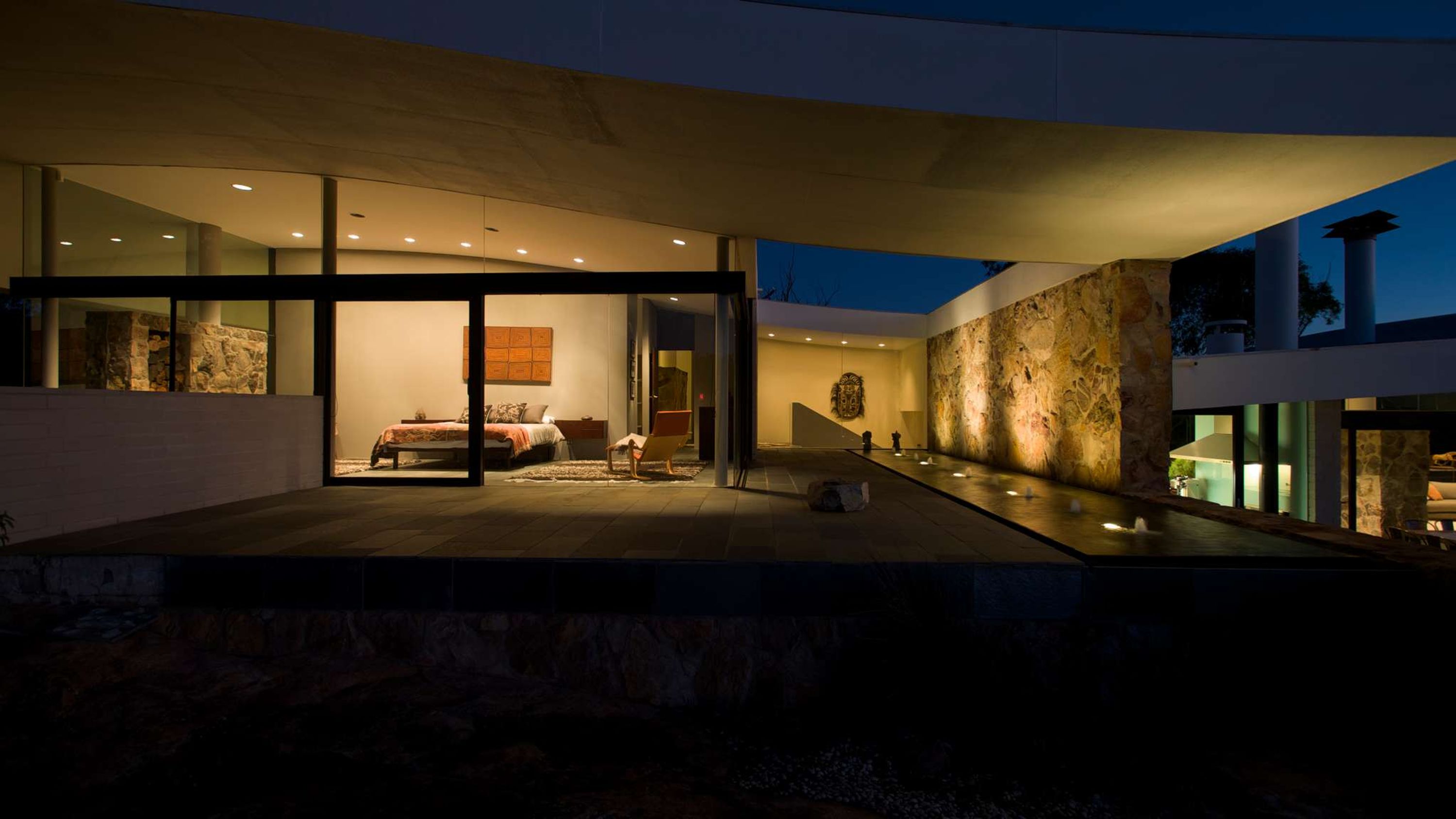 Immerse Yourself in Architectural Brilliance: The Seidler House ...