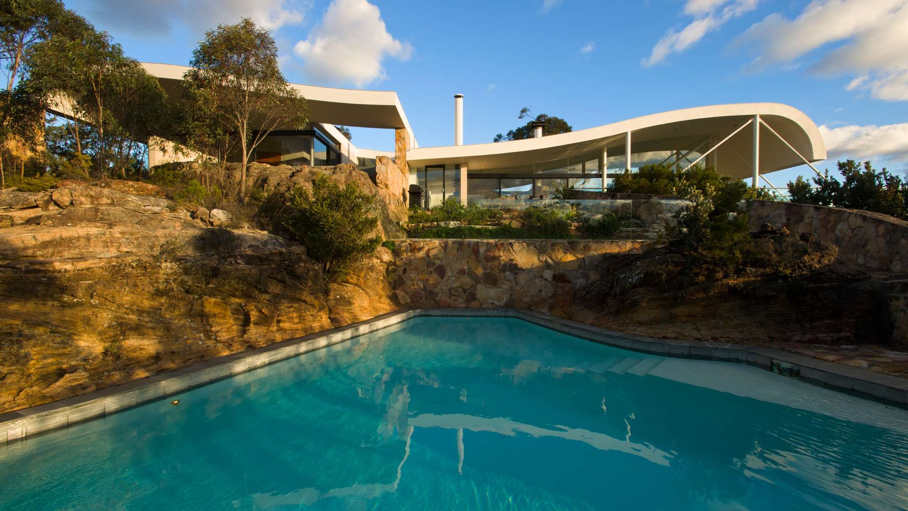 Immerse Yourself in Architectural Brilliance: The Seidler House ...